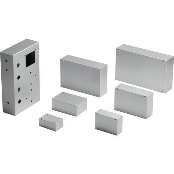 ・平板カバー付の低価格アルミシャーシです。・内面が導通となりますので、アースやグランドが取り易くなります。・カバーの付け外しがしやすく、機器の組み込みやメンテナンスが容易な多用途ケースです。・カバーの付け外しがし易く、機器の組み込みやメンテ...