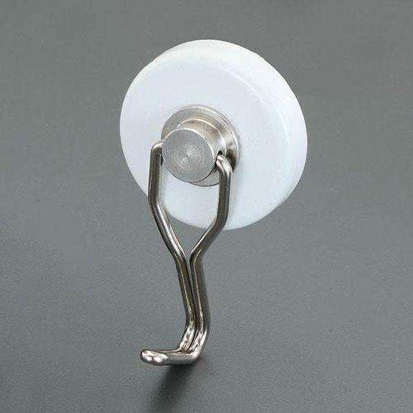 ●直径…52mm●厚み…14.5mm●フック長…50mm●全高（フック含む）…62mm●口幅…17mm●重量…80g●吸着力…7kgf●色…白●材質…フェライト磁石●フック部は360度回転し、上方にもスイングします●傷や摩耗から保護するラバ...