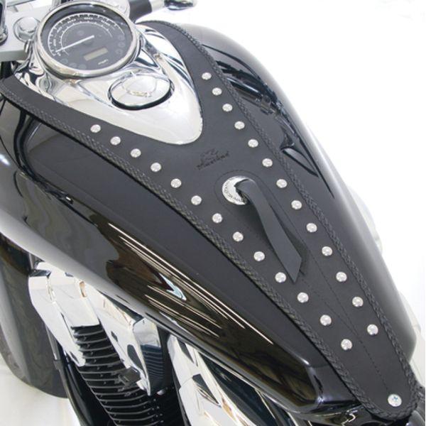 Mustang 10-14 Honda VT1300C Sabre, 10-16 VT1300C Stateline Cruiser Tank Bib w/Studs - Blackメーカー：Mustang Motorcycleメーカー品番...