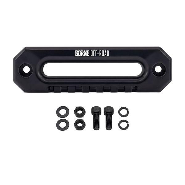 Borne Off-Road Hawse Fairlead - Blackメーカー：Borne Off-Roadメーカー品番：BNWN-HFL-01BK・掲載画像は、カタログより抜粋した参考画像となっております。ご不安な場合は、メーカーサイ...