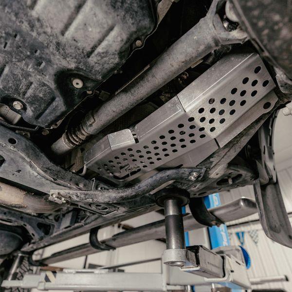 Cali Raised 16-23 Toyota Tacoma Catalytic Converter Shield Fits - 4Wd 6 Cylinderメーカー：Cali Raised LEDメーカー品番：CR3876・掲載画像は、...