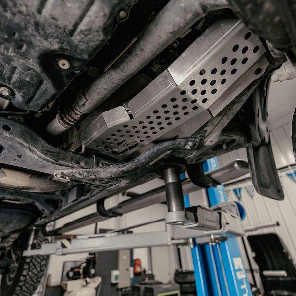 Cali Raised 16-23 Toyota Tacoma Catalytic Converter Shield Fits - 2Wd 6 Cylinderメーカー：Cali Raised LEDメーカー品番：CR3877・掲載画像は、...