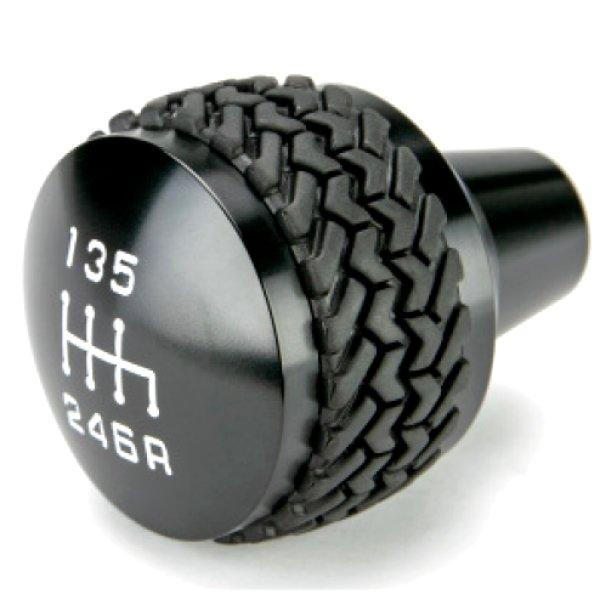DV8 Offroad 2011-2018 ジープ JK 6-Speed Shift Knob ブラックメーカー：DV8 Offroadメーカー品番：D-JP-181112-BK・掲載画像は、カタログより抜粋した参考画像となっております。ご...