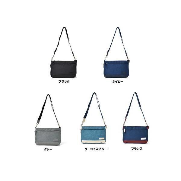 A4ジャスト収納の2ウェイショルダーバッグです。メイン素材は表情のある杢調ポリエステル素材にはっ水加工を施しています。付属には濃淡・シボ感あるリアルレザーの様なPU合皮を合わせてタウンユースに落とし込んでいます。本体メインルーム内装は背面に...