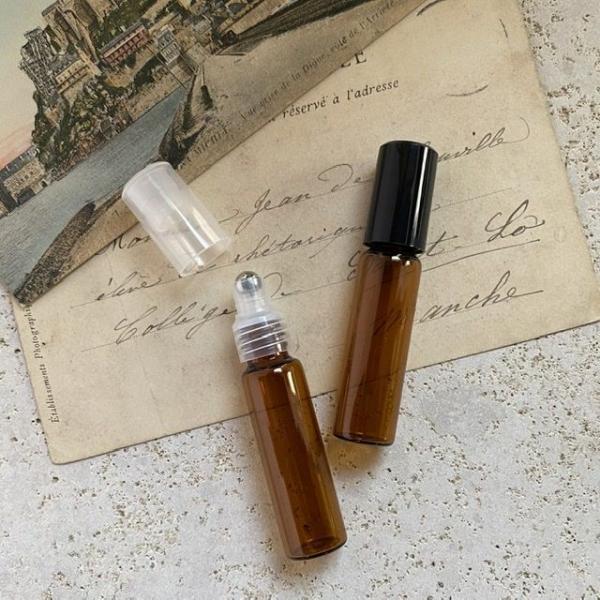 内容量5ml、日本製の遮光ロールオンボトルです。遮光性が高くアロマ等の劣化を防ぎます。プラスチックキャップの色は、ナチュラル（透明）またはブラック（黒色）からお選びください。ロール本体は詰め替えし易いスクリュー式（ネジ式）。ローラーボールが...