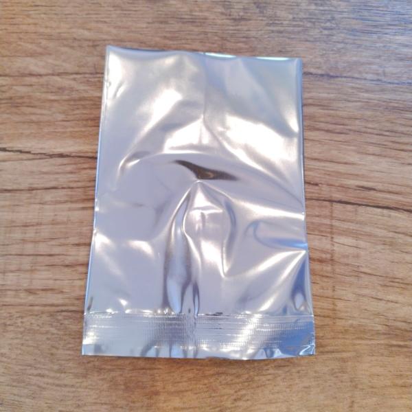 アルミ袋 トレーディングカード 缶バッチ アルミ蒸着合掌袋　80ｍｍ×120ｍｍ　100枚トレーディングカードなどでよく使われている背貼り、合掌袋です。カードはもちろん、アクリルキーホルダーや缶バッチなどの小物でも活躍します。※テープなし材...