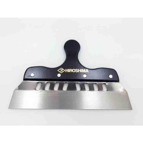 Z型地ベラ　1.0mm厚　No.8　８寸広島　地ベラ安定した設置角度で地ベラを保持できます。●かつ力加減でクロスにたわみを作り、収縮時に隙間が出ないようにします。●カッター刃の入射角度を安定してまっすぐにカットできます。サイズ8寸※1.0は...