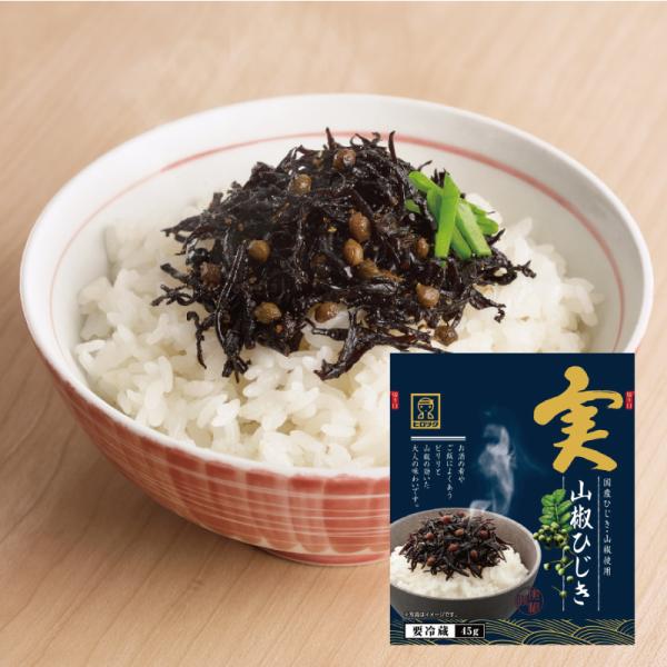 ●実山椒ひじき40ｇふっくらとした国産ひじきに、国産の実山椒、粉山椒を合わせました。粉山椒によりさわやかな風味が広がり、ピリリと辛さがくる実山椒。お豆腐にのせて頂くと、山椒の風味と辛さがたまりません。お酒との相性抜群です。とことん山椒にこだ...