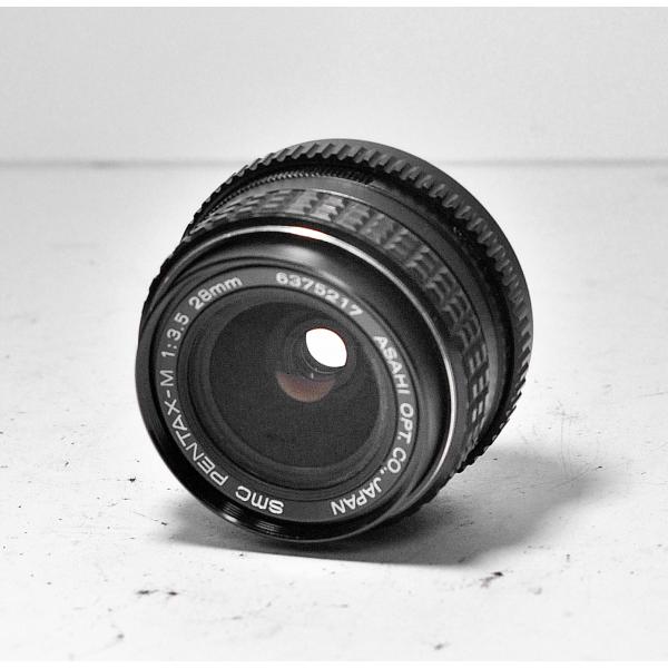 1977年に旭光学工業（ペンタックス）より発売されたKマウント対応MFレンズです35mmフィルム機用として発売されたものであり、現代デジタル機ではフルサイズに対応したレンズになります。広角域の中でも比較的扱い易い28mmの画角を持つレンズと...
