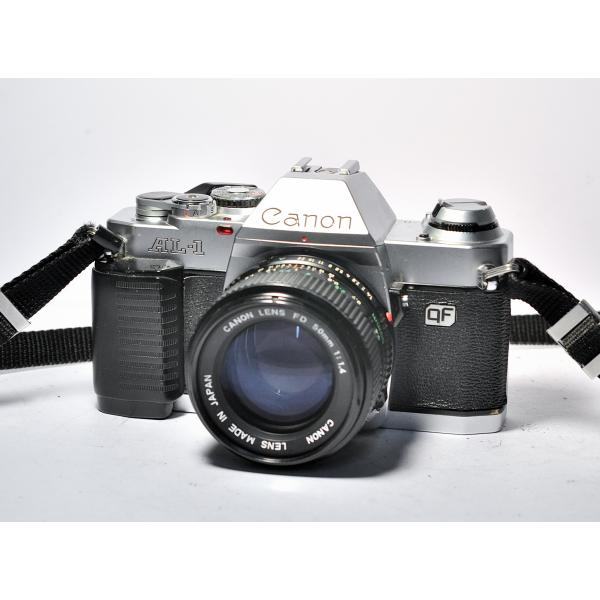 1982年にキヤノン社から発売された35mmフィルム一眼レフカメラです。まだ一眼レフ機にAFが普及する前の時代の機種であり、マニュアルでピント合わせを行う際に、ピントのピークをファインダー内のゲージで知らせてくれる「フォーカスエイド」機能を...