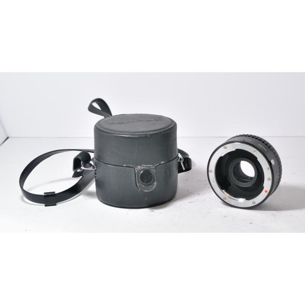 ペンタックスKマウント用コンバージョンレンズです。いわゆる2倍テレコンになります。ボディとレンズの間に装着する「リアコン」形式になります。ピント合わせはマニュアルになります。専用ケース付（上部にシール跡有、全体的に劣化感有）。キャップ類無し...