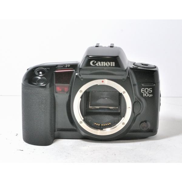 1990年に発売された35mmフィルムカメラです。この時期一眼レフ機へのAF搭載はすっかり当たり前となっていた中、メーカー各社でその精度や機能向上の激しい技術競争が行われており、その中において同社はやや後塵を拝することになっておりました。当...