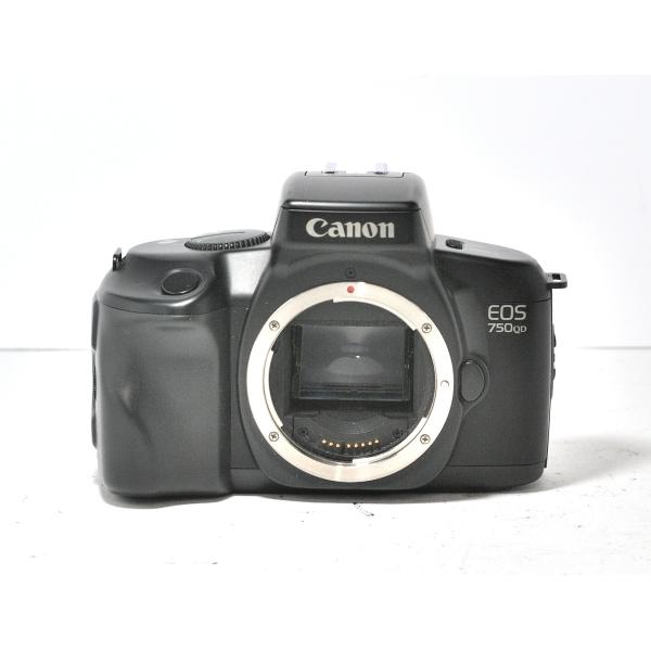 1988年にキヤノン社より発売された35mmフィルムカメラです。シャッタースピードや絞り等を設定する機能を持たない、プログラムオートと深度優先AE機能のみを持つ非常にシンプルなフルオート機です。又、フィルムを装填すると一旦全て巻き上げられ、...