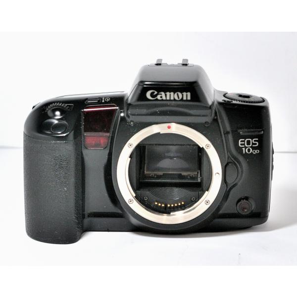 1990年に発売された35mmフィルムカメラです。この時期一眼レフ機へのAF搭載はすっかり当たり前となっていた中、メーカー各社でその精度や機能向上の激しい技術競争が行われており、その中において同社はやや後塵を拝することになっておりました。当...