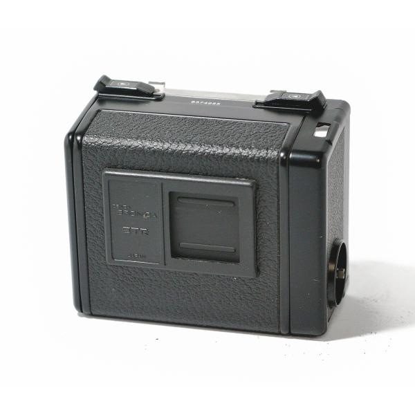 ゼンザブロニカ ETR 用フィルムマガジンです。中判120フィルム対応になっております。側面巻上げクランク欠損。遮光板無し。外観細かなキズやスレ等あるも全体的には綺麗な部類。動作未確認。コンディションランク:D
