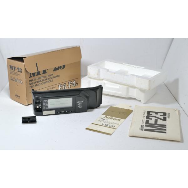 ニコンF4用データバックです。同カメラの裏ブタを交換する形で利用します。各種データ写り込み機能を始め、露出のオートブラケティングや撮影時のインターバルタイマー機能等を備えた、同機の利便性が高まるアクセサリです。外箱、取説、価格ポップ付（それ...