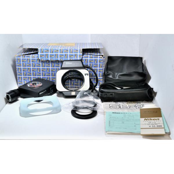 1986年に発売された日本光学工業（現ニコン）社製接写用ストロボリングです。ニコンF3用として販売され、コントローラAS-12と、発光部SB-21のセットからなる製品構成になります。52mmと62mmの径に対応した発光部装着リングが付属して...