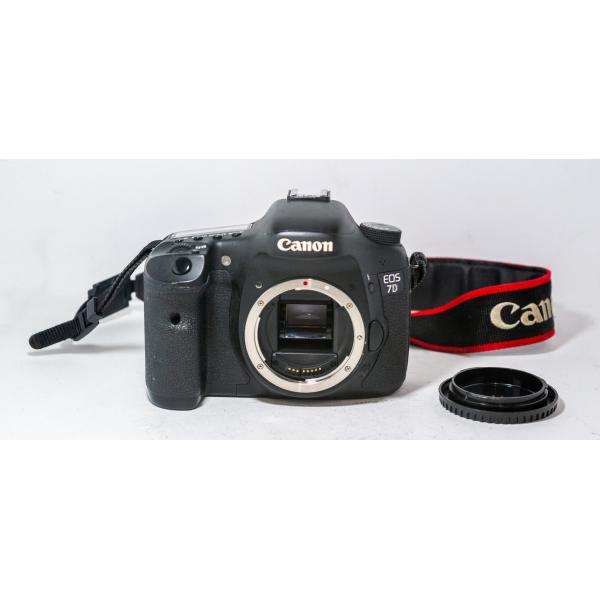 2009年に発売された、キヤノン製デジタル一眼レフカメラです。センサーはAPS-Cサイズを採用し、同社ミドルレンジカメラの最上位モデルの位置づけでデビューしました。発売当初、その性能的には上位の1D、1Dsシリーズにも迫るものを持つという触...