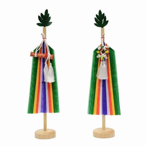 真榊とは、神棚（御神前）にお飾りするもので、棒の先端に榊葉を立て、青・黄・赤・白・紫の5色の絹に鏡・玉・剣を掛けたものです。向かって、右側に鏡と玉を掛けたもの、左側に剣を掛けたものを飾ります。【商品詳細とお届けについて】商品名：真榊　1対　...