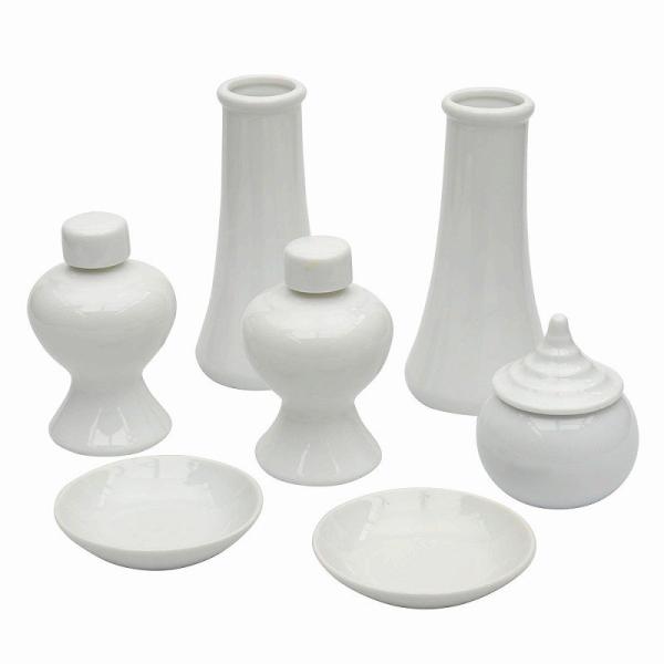 神棚（御神前）にお供えする際に欠かせない、必要最低限の神具セットです。?この神具セットと神鏡をお飾りすれば、御神前をお祀りすることができます。より丁寧にお祀りするには、三宝や長三宝に載せてお祀りください。【セット内容】皿　白　　2枚神棚（御...