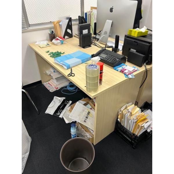 【お引取り専用です】※大阪市内送料が自動計算されますが、込みの値段での出品になります。発送はできませんので予めご注意下さい。シンプルなライトウッドのオフィスデスク中側空洞（背面に板あり）絨毯のある室内使用。比較的綺麗です。多少の見落としはご...