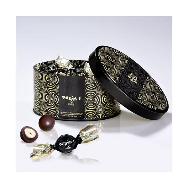 マキシム・ド・パリダークチョコヘーゼルナッツ缶は、一粒一粒個装巻きされた一口サイズのチョコレート。チョコを食べ終わった後は、マキシム・ド・パリを感じる小物入れとしてご使用いただけます。『Maxims de Paris(マキシム・ド・パリ)』...