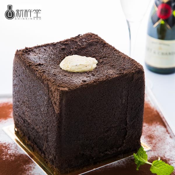 【送料無料】岐阜 新杵堂 ガレ・シャルモン・シャンティーニュもち粉を入れてじっくり焼き上げた生地は、ふわふわ＆もっちり♪渋皮栗を散らしたココア生地の中央には、粒栗入りのたっぷり特製マロンクリームがたっぷり詰め込んであります。お好みのサイズで...