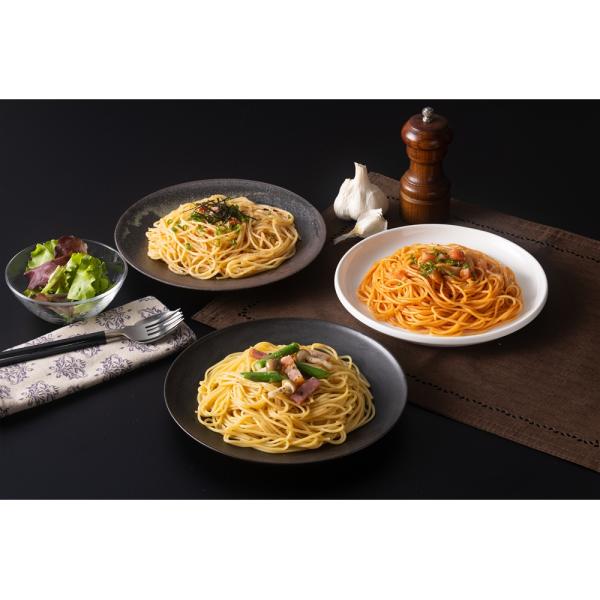 パスタを茹でソースをあえるだけの簡単パスタ。半生めんなので茹で時間も短く、ソースも和風にんにく?油、トマトクリーム、たらこの３種類をセットしました。【内容量・重量】和風にんにく醤油パスタ（めん100ｇ、ソース30ｇ）×4袋、トマトクリームパ...