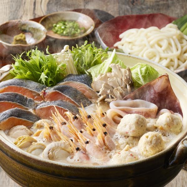 北海道の郷土料理である味噌仕立てのたれでいただく石狩鍋。北海道産の秋鮭、帆立、真いかをはじめ、3種のつみれや、ボイル海老など7種類の具材を詰め合わせました。体の芯から温まる一品です。人参や白菜などの野菜をご自宅でご用意していただき具材と一緒...