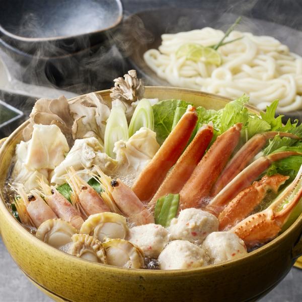 本ずわいがにと、帆立や海老、かに入つみれなどの各種魚介具材を詰め合わせた冬の定番"かに鍋"の具材セットです。蟹好きの期待を裏切らないボリュームたっぷりの具材とご家庭で白菜や人参などの野菜をご用意いただき、醤油仕立てのタレでお召し上がりくださ...