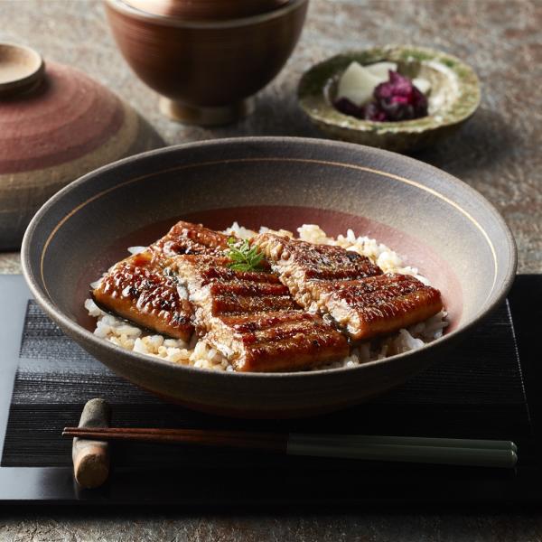 地下水を使用しながら養鰻家達の手で大切に育てられたうなぎです。身の柔らかな旨みのあるうなぎだけを使用し、丹念に香ばしく焼き上げました。【内容量・重量】50ｇ×7、タレ（山椒付き）×7【保存・賞味期限】冷凍で出荷日より30日【アレルギー表記】...
