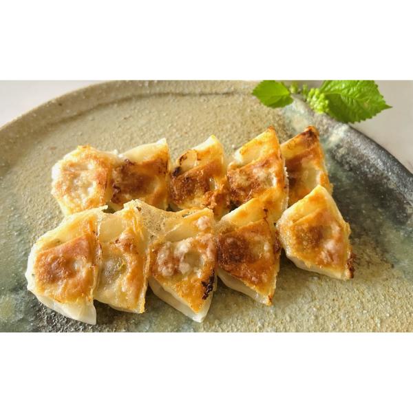 滋賀の地で和牛販売とレストランを営む牛肉商「徳志満（とくしま）」。使用しているお肉は近江牛のみで、しかも雌肉にこだわって仕入れをしています。近江牛にキャベツ、にら等を加え、黒胡椒で味付けし、薄皮で包んだ一口サイズの餃子をつくりました。黒胡椒...