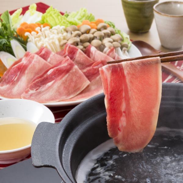 焼肉や煮込み料理として人気の高い「牛タン」を、しゃぶしゃぶに仕立てました。通常は輪切りにされることが多い牛たんですが、風味と食感が楽しめるタン先から、やわらかく適度な脂乗りと旨味の感じられるタン元まで、1枚の牛タンスライスで味わるように、縦...