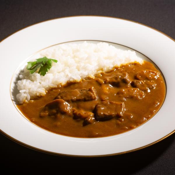 ソースの味わいに重きを置き、具材は玉ねぎと牛肉のみとあえてシンプルな素材に絞って作り上げました。旨みを閉じこめるためしっかりとソテーした牛肉と、隠し味の生クリームとりんごピューレによってコクとまろやかさを加えた味わい深いルーが合わさったフレ...
