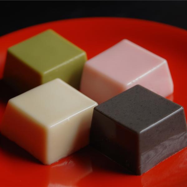 京都　北野天満宮傍の胡麻豆腐専門店「京五山」のごまとうふの４つの風味の詰合せです。定番の白胡麻、黒胡麻に加え、抹茶入り、しそ風味を揃えております。ごま醤油ジュレ付。【内容量・重量】ごまとうふ(白)50g×6、ごまとうふ(黒、抹茶、しそ)各5...