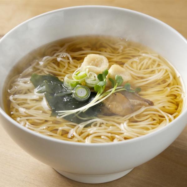 長崎県の特産品である島原手延べそうめんを一度茹で、特殊製法にて乾燥させた麺。焼あごだし独特のクセを抑え旨味が引き立つこだわりのスープ。更に国産のねぎとわかめ、彩り豊かな七味唐辛子をセットしており熱湯を注いで3分待つだけで自慢のにゅうめんがお...