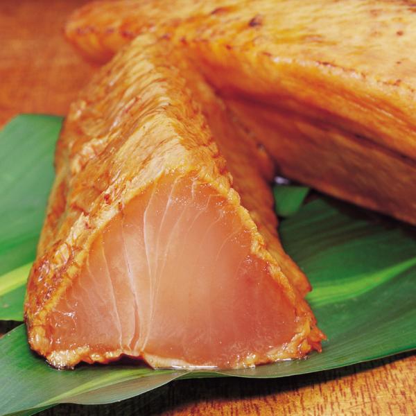 静岡 炙りまぐろ秘伝のたれ仕込みびん長まぐろの皮目を高温で焼き上げ、まぐろの旨みを閉じ込めました。甘口の秘伝のたれに漬け込み、そのままでも美味しくいただけます。丼物でもいただけます。【内容量】400g×2【商品箱サイズ】400×190×13...