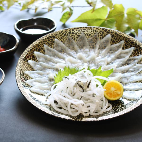 山口 下関 「河久」 とらふぐ料理セットふぐの本場下関よりとらふぐの刺身をお届けいたします。ギフトとしても喜ばれる内容です。【内容量】とらふぐ刺身50g、とらふぐ皮刺身30g、ポン酢14g×2、もみじおろし3g×2、乾燥ねぎ1g×2【商品箱...