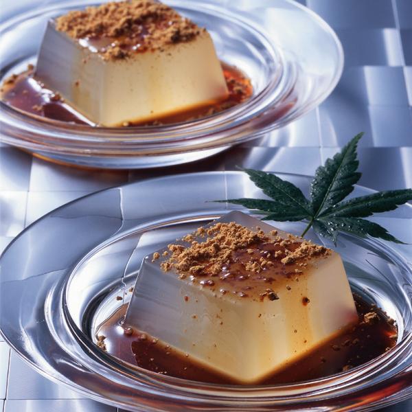 奈良 吉野の葛餅食べきりサイズのかわいらしい風呂敷に包んだ葛餅のギフトセット。鎌倉時代より吉野山に続く旧家で食べられていた葛餅の味を餅職人にお願いし、日持ちする葛餅として再現してもらいました。本葛ならではのツヤとコシをお楽しみください。濃厚...