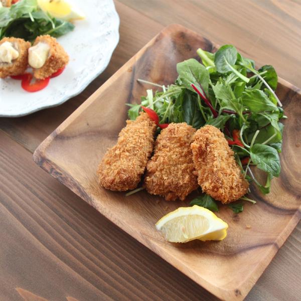 まぐろカツ (500g)まぐろを肉厚にカットして衣をつけ、オリジナルの塩だれに漬け込むことによってしっかりとした味付けになっています。【内容量】まぐろカツ500g ※1個、約30g【商品箱サイズ】194×254×77mm【保存・賞味期限】冷...