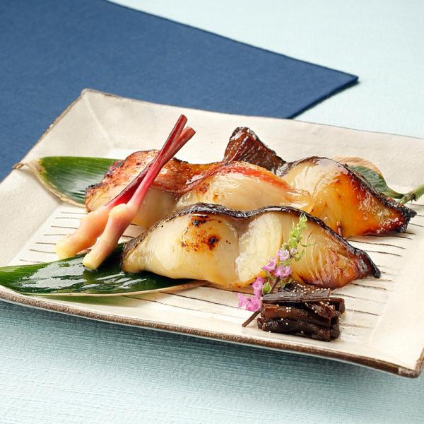 東京 なだ万 西京漬白味噌のほんのりとした甘みと香りが程よく染み込んだ西京漬です。長年にわたり、各界の有名人、著名人の舌を楽しませてきた「なだ万」の西京漬は、文人達の作品の中で「仕舞に彼は、灘万の…(中略）とかいうものを是非父に喰わせたいと...