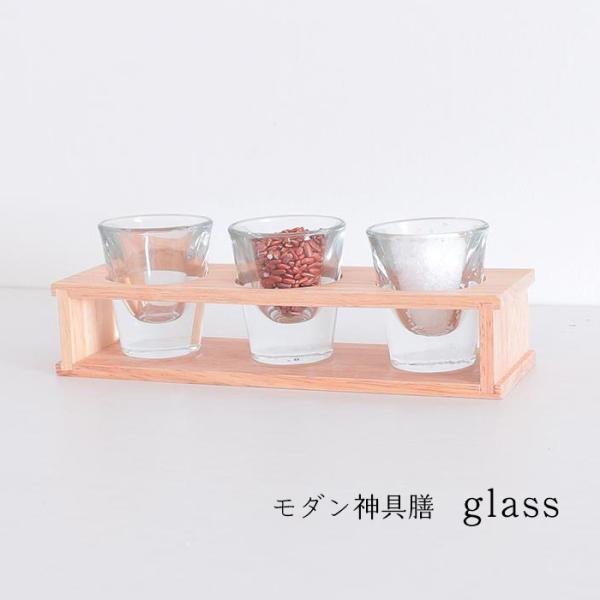 天然木のお膳に、水・米・塩をお供えするためのグラス3点が付属しています。和室・洋室問わずあらゆるインテリアに馴染みやすいシンプルなデザインです。【サイズ(約)】幅：20cm　高さ：6.5cm　奥行：6cm【材質】ラバーウッド / ガラス※天...