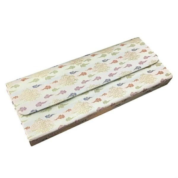 葵散雲柄の中啓念珠入です。大型の中啓も入ります。幅：36cm　×　高さ：13cm　×　マチ3cm