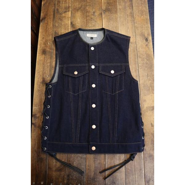 ●SOLID BIKER VEST ソリッドバイカーベスト●No.6601●表：綿100％　部分使い：鹿革●S〜5L●革の編上げを施したデニムベストの最新モデルが登場。ライダースをはじめとする様々なジャケットとの重ね着が可能です。首回りは革...