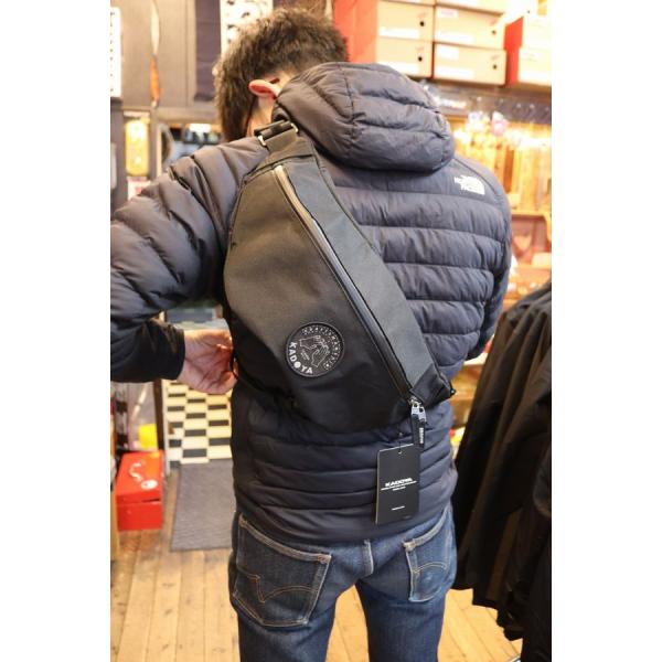 ●品名：  WAIST BODY BAG●品番：  9239■素材　表:ポリエステル100%（裏PVCコーティング）　裏:ナイロン100%　部分使い:牛革●止水ファスナーと生地裏のPVCコーティングによる、急な雨にも対応する簡易防水機能（※...