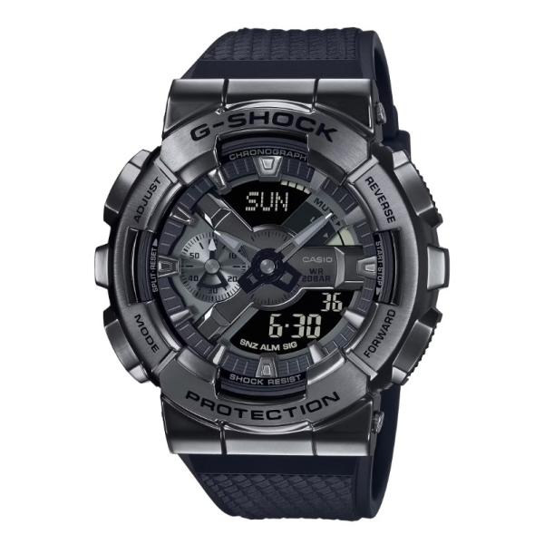 【商品特長】1983年の発売以来、飽くなき強さを求めて進化を続けるタフネスウオッチG-SHOCKから、メタルカバードシリーズをベースに全体をブラックアウトに仕上げたモデルです。ブラックIPを施したメタルベゼルを採用し、シックでかつファッショ...