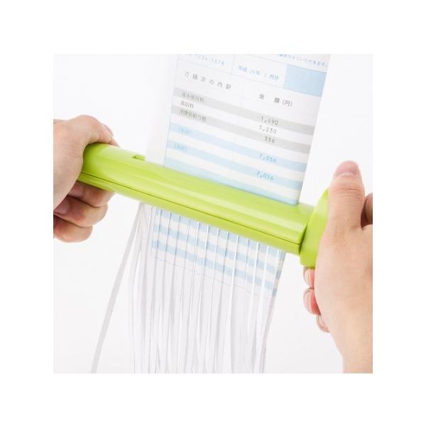 手で持って使う手回し式のシュレッダ。はがきサイズ（A6サイズ）対応。机や棚に立てて置いたり、引き出しの中にも収納できるコンパクトサイズです。本体寸法 W183×D50×H28mm本体重量 165g材質 本体/ABS樹脂、カッター部/スチール...