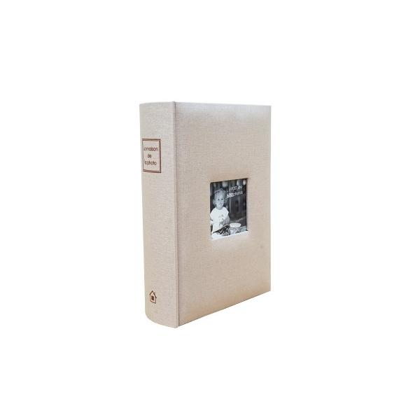 5色展開の布素材表紙ブックタイプ大容量アルバム、ハガキサイズにも対応■外寸：235 x 330 x 85mm■表紙窓寸：90 x 90mm■重量：2000g (本体+台紙のみ)■収納サイズ：L判またはポスト判600枚収納（1シート 6枚x1...