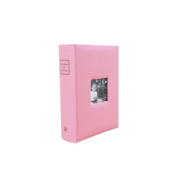 5色展開の布素材表紙ブックタイプ大容量アルバム、ハガキサイズにも対応■外寸：235 x 330 x 85mm■表紙窓寸：90 x 90mm■重量：2000g (本体+台紙のみ)■収納サイズ：L判またはポスト判600枚収納（1シート 6枚x1...