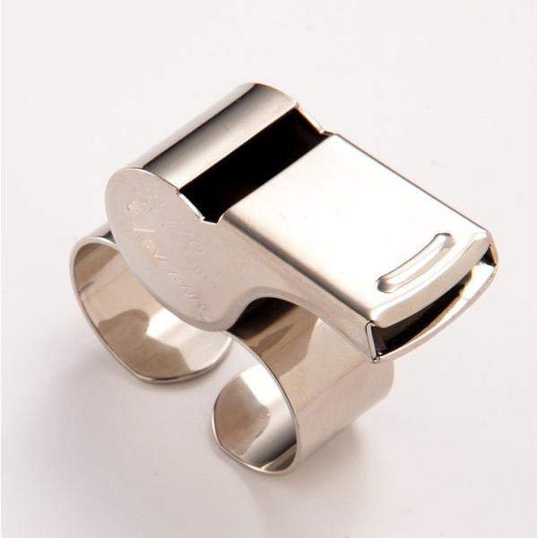 こだわりの真鍮製ニッケルメッキの審判笛です。真鍮製は音の響きがプラ製とは一味違います。天然コルクとのマッチングもバッチリです。環境にやさしい鉛フリーはんだ仕様です。指クリップ付。重量：45g/個材質：真鍮製ニッケルメッキ　　　天然コルク玉ナ...